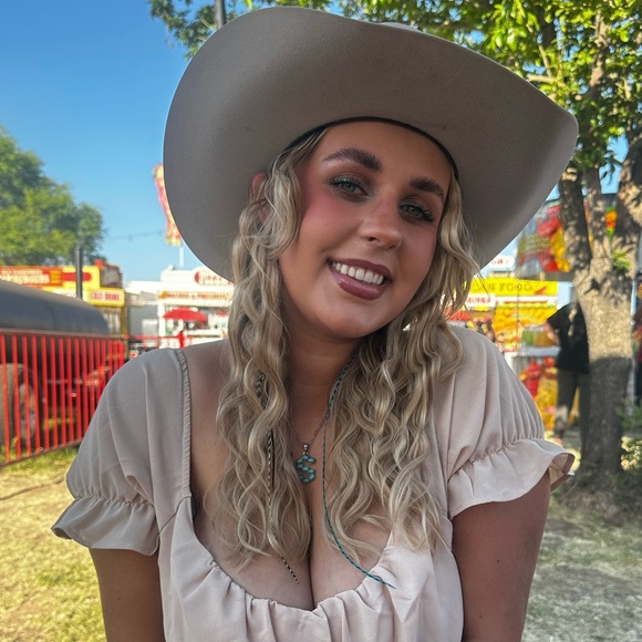 Sophia's Closet (@sophia_fried) | Poshmark